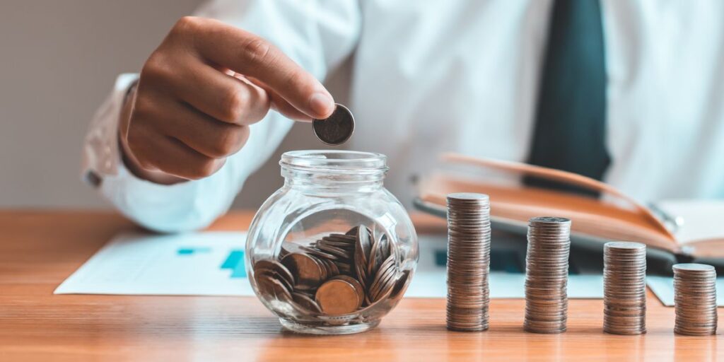 Épargner efficacement : conseils et stratégies pour 2023 - Business ...